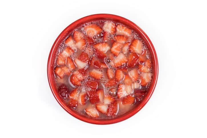 EASY Strawberry Lemonade (Homemade) - Tamara Ray